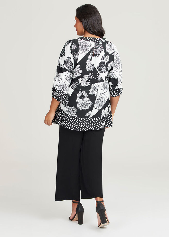 Shop Plus Size Mono Floral Tuck Sleeve Tunic, Black | Taking Shape NZ